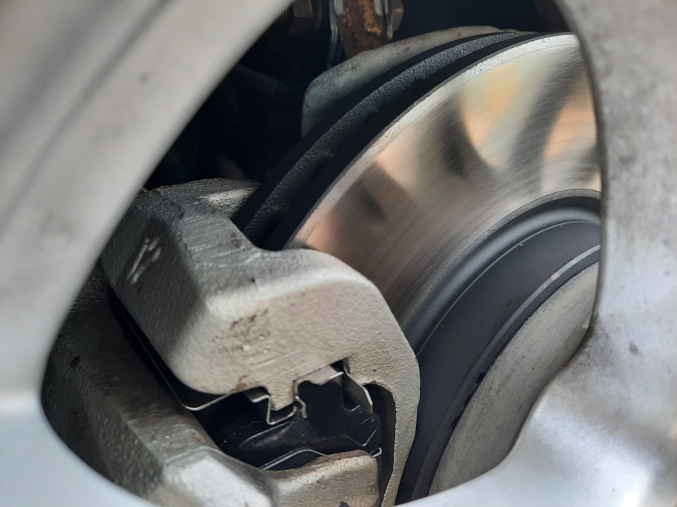 Переднии оригинальные тормозные диски MITSUBISHI (4615A190) за 2370р ...