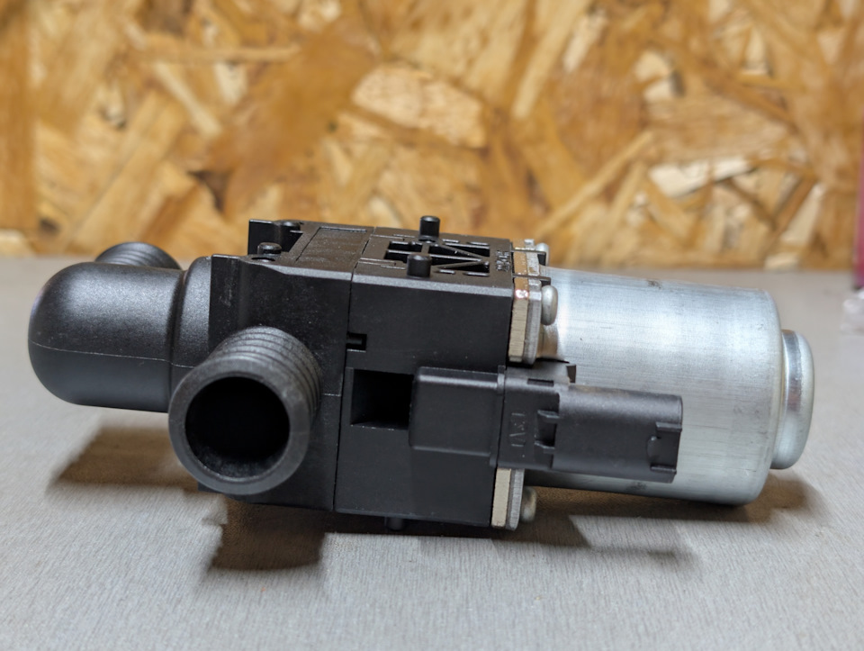 Новые:трёхходовой клапан, ограничители передних дверей, покраска ...