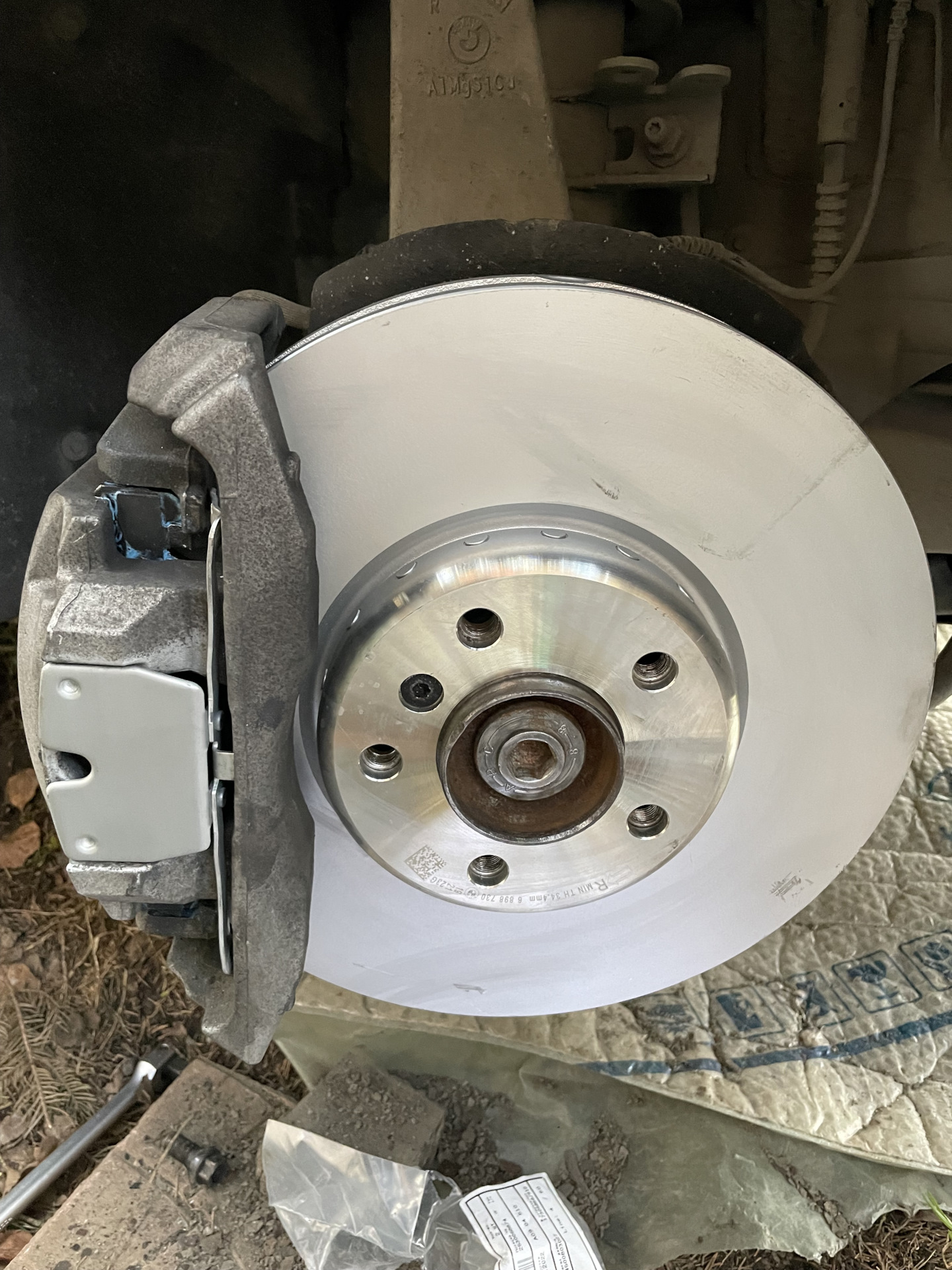 Замена передних тормозных дисков, колодок и ОЖ — BMW 5 series (F10), 3 ...