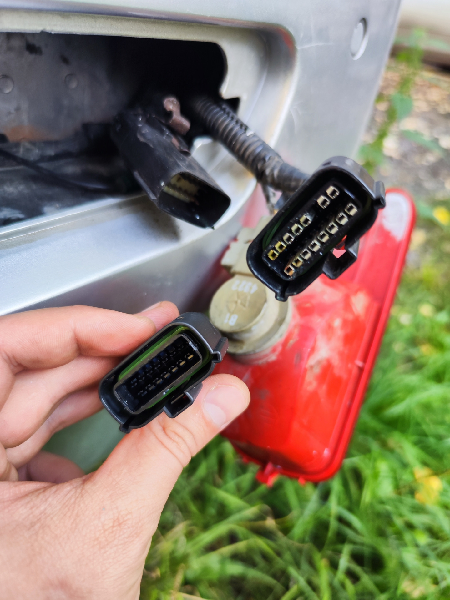 Замена разъема задних фонарей — Chrysler 300C (1G), 3,5 л, 2005 года ...