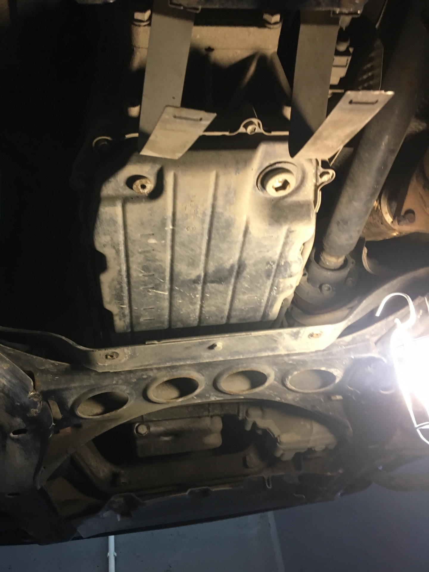 Замена масла в коробке — Volkswagen Touareg (1G), 3,2 л, 2006 года ...