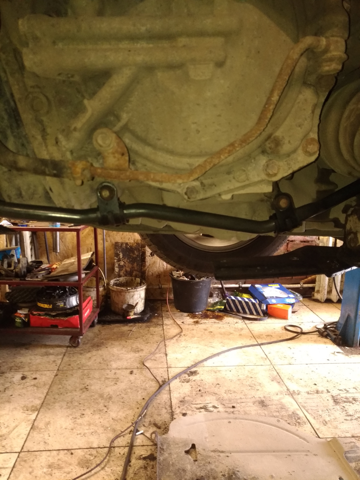 Замена трубки системы охлаждения — Mitsubishi Outlander XL, 3 л, 2008 ...