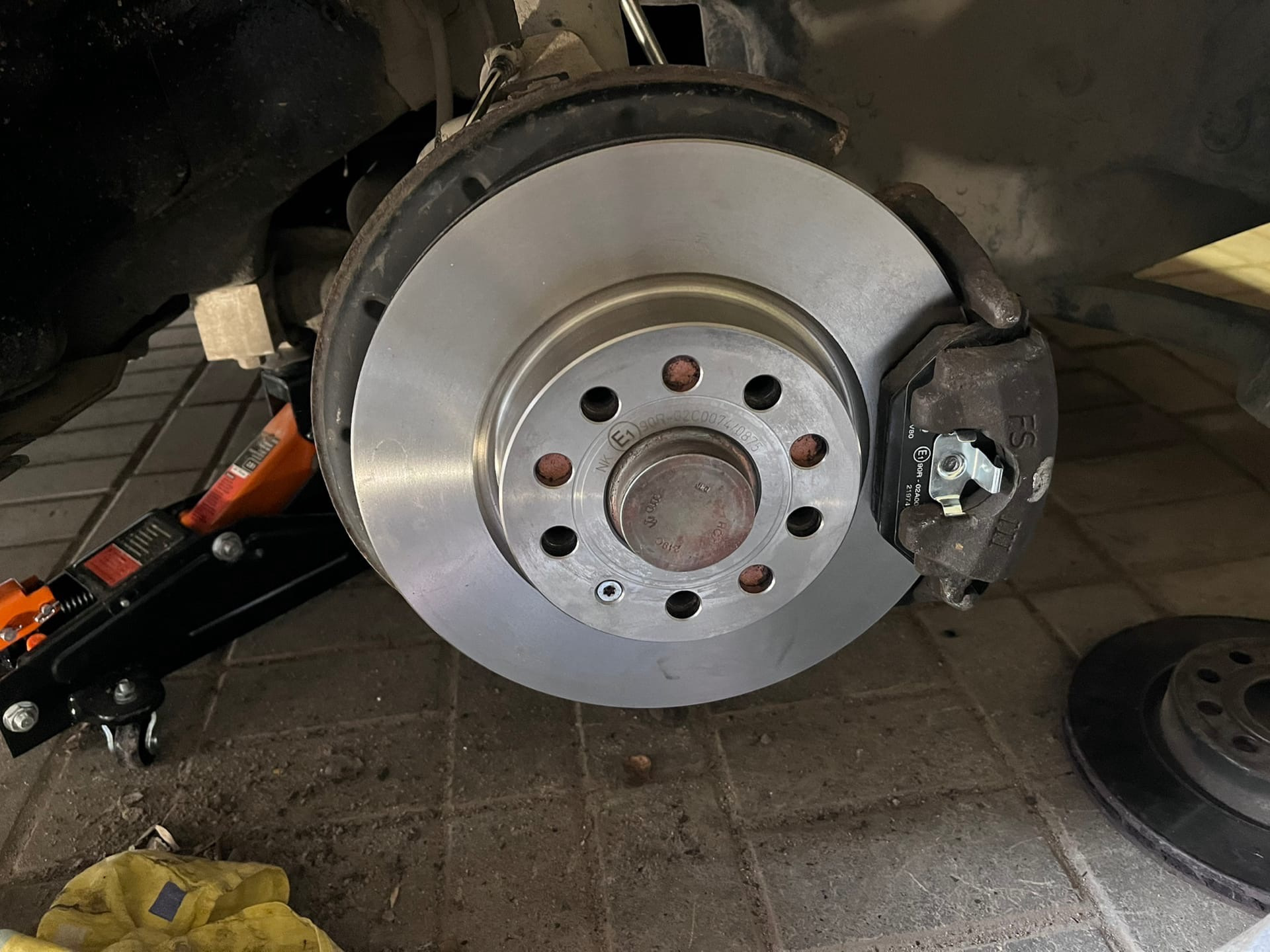 #35 Установка датчика износа колодок. И ревизия передних тормозов ...