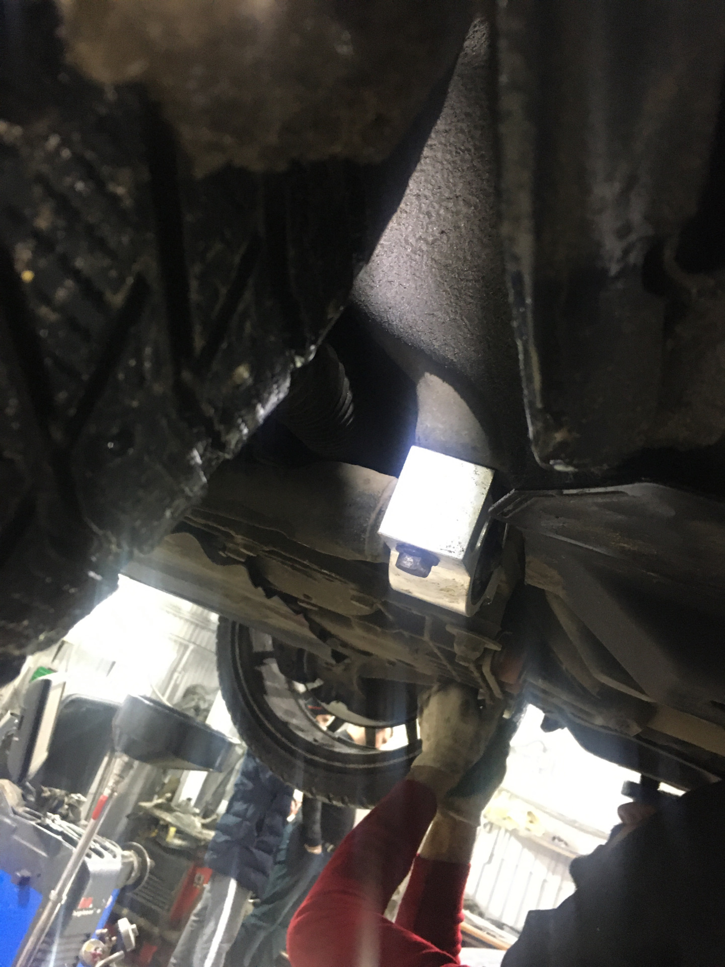 Помпа, сайленблоки рычага, пружинная защёлка суппорта — Skoda Octavia ...