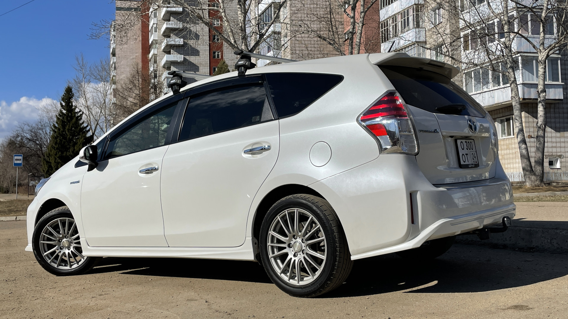 Toyota Prius Alpha 1.8 гибридный 2015 | ЩЁРНЫЙ на DRIVE2