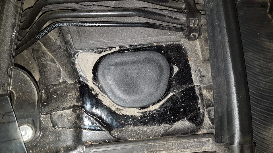 Замена пластиковых заглушек стаканов передних стоек на резиновые — Audi ...