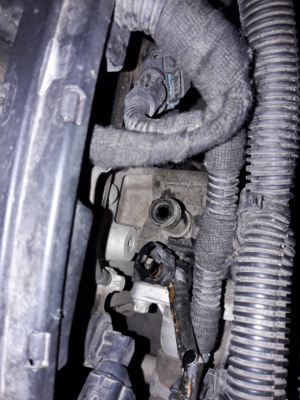 Трубкам подогрева дросселя каюк! — Opel Astra H, 1,6 л, 2014 года ...