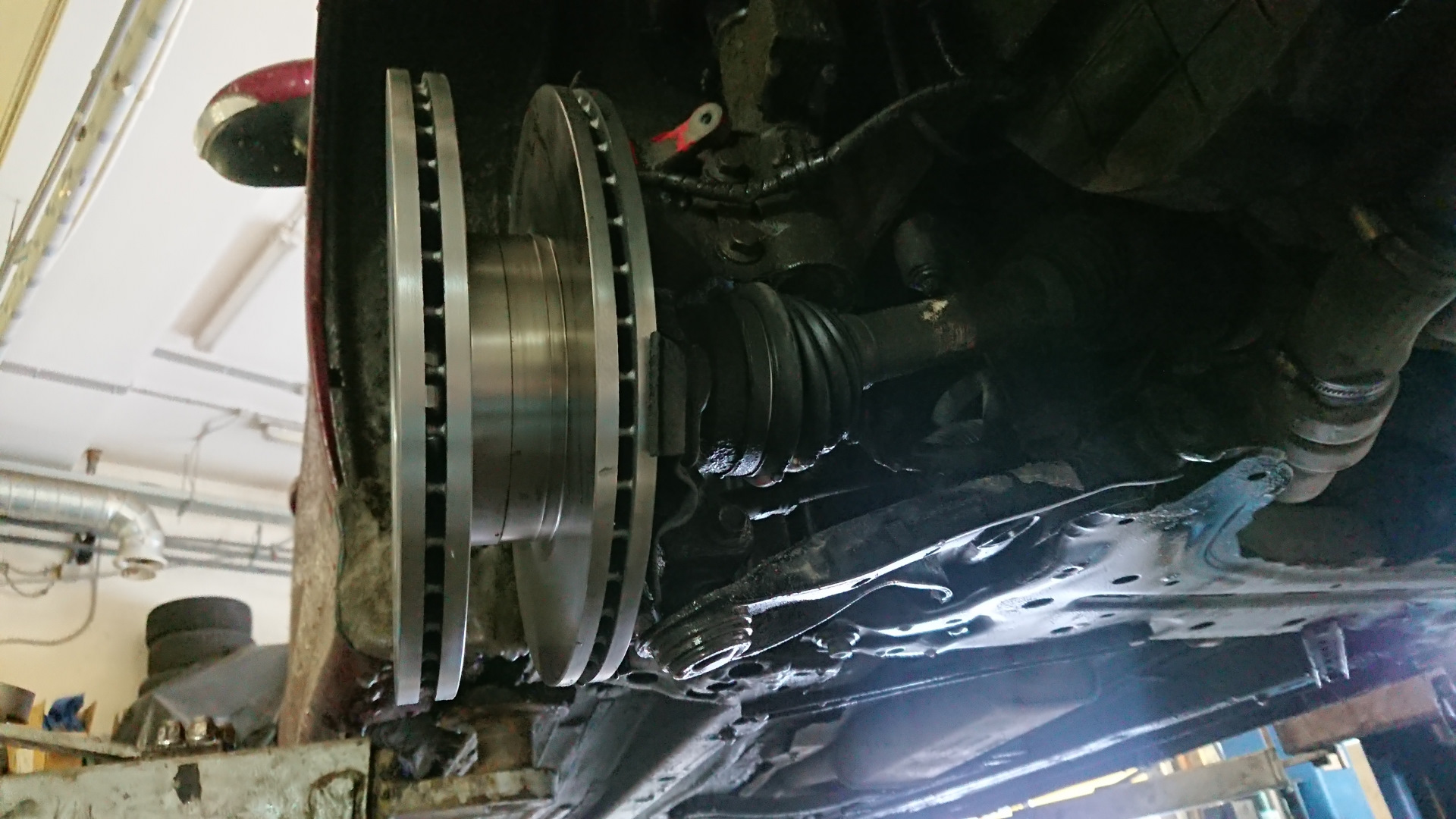 Обслуживание передних тормозов — Ford Fiesta (Mk VI), 1,6 л, 2008 года ...