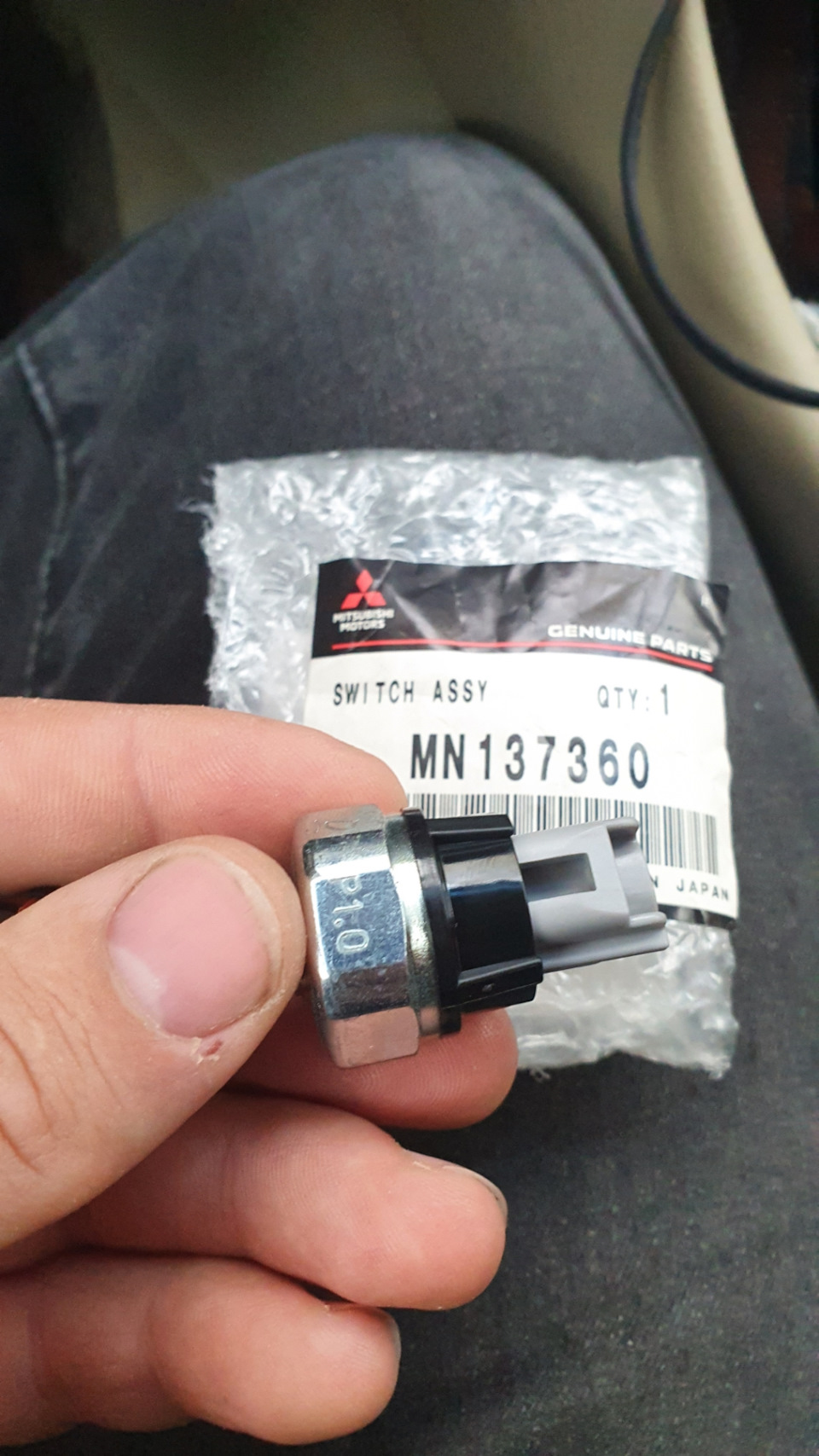 MN137360 ДАТЧИК ДАВЛЕНИЯ МАСЛА В ДВИГАТЕЛЕ Mitsubishi | Запчасти на DRIVE2