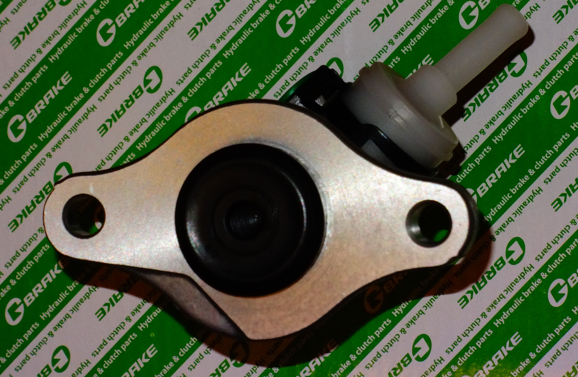 Главный цилиндр сцепления — Isuzu Elf, 5,2 л, 2012 года | запчасти | DRIVE2