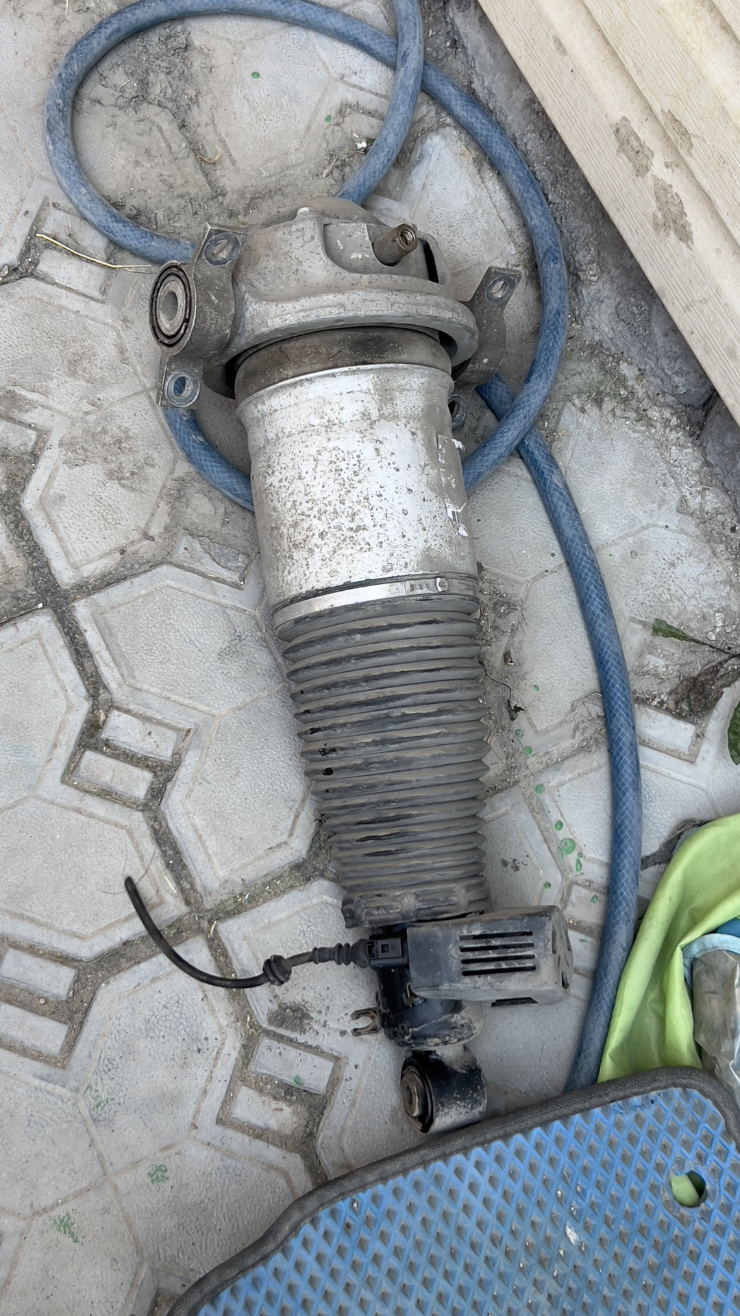 Замена задней пневмостойки — Volkswagen Touareg (1G), 3,6 л, 2008 года ...