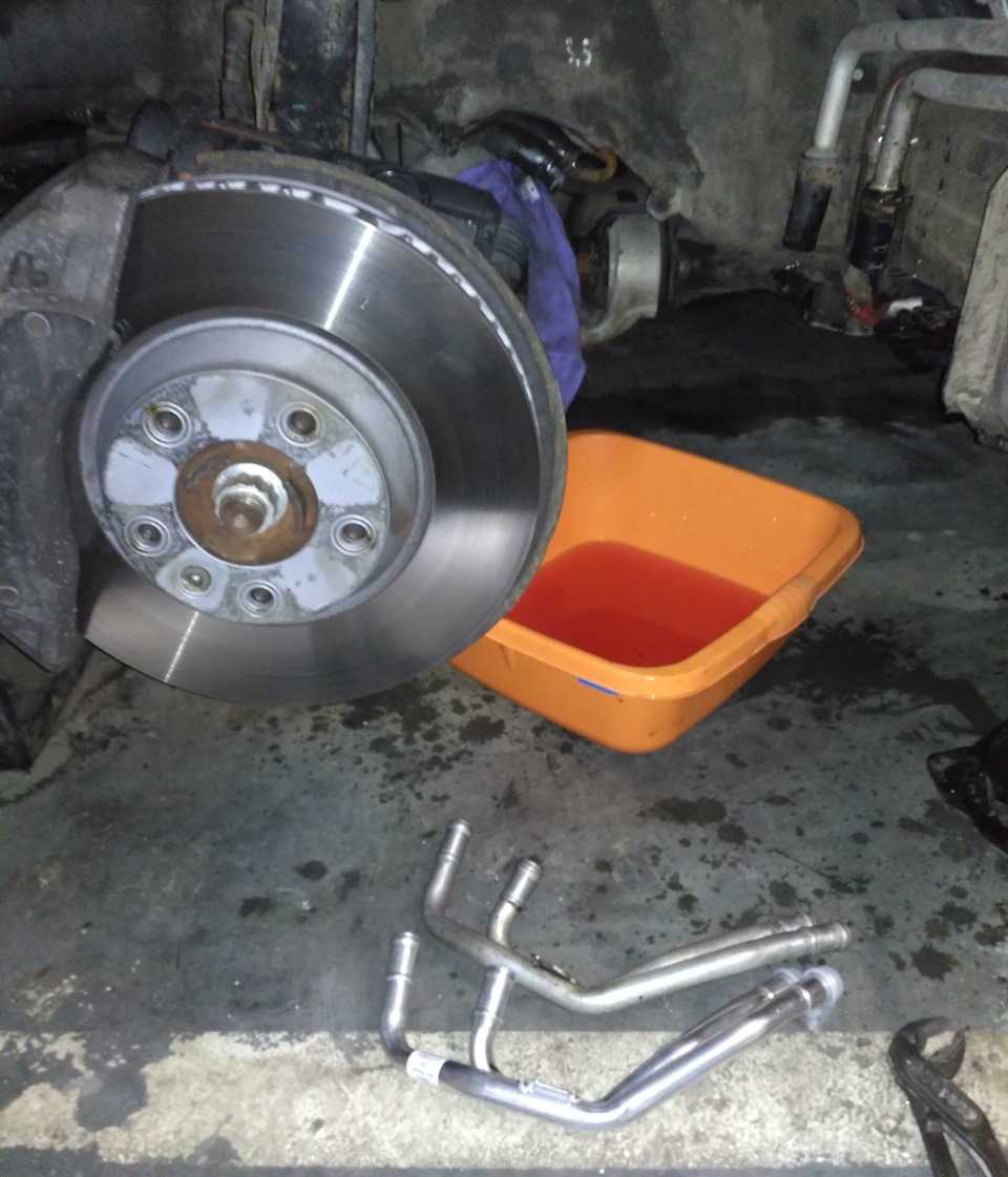 Замена трубки ОЖ, левый подкрылок — Audi Q7 (1G), 3 л, 2008 года ...