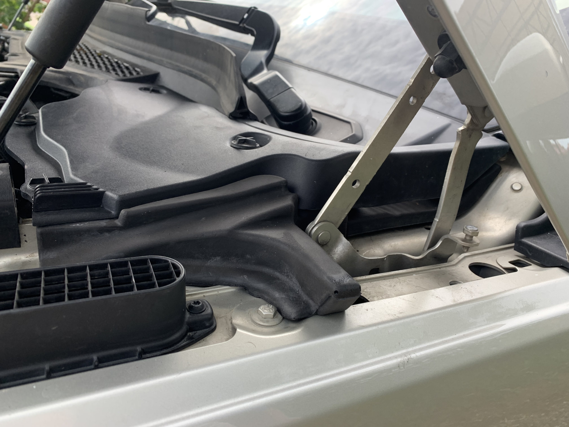 Развалились изоляторы капота Range Rover — Land Rover Range Rover (4G ...