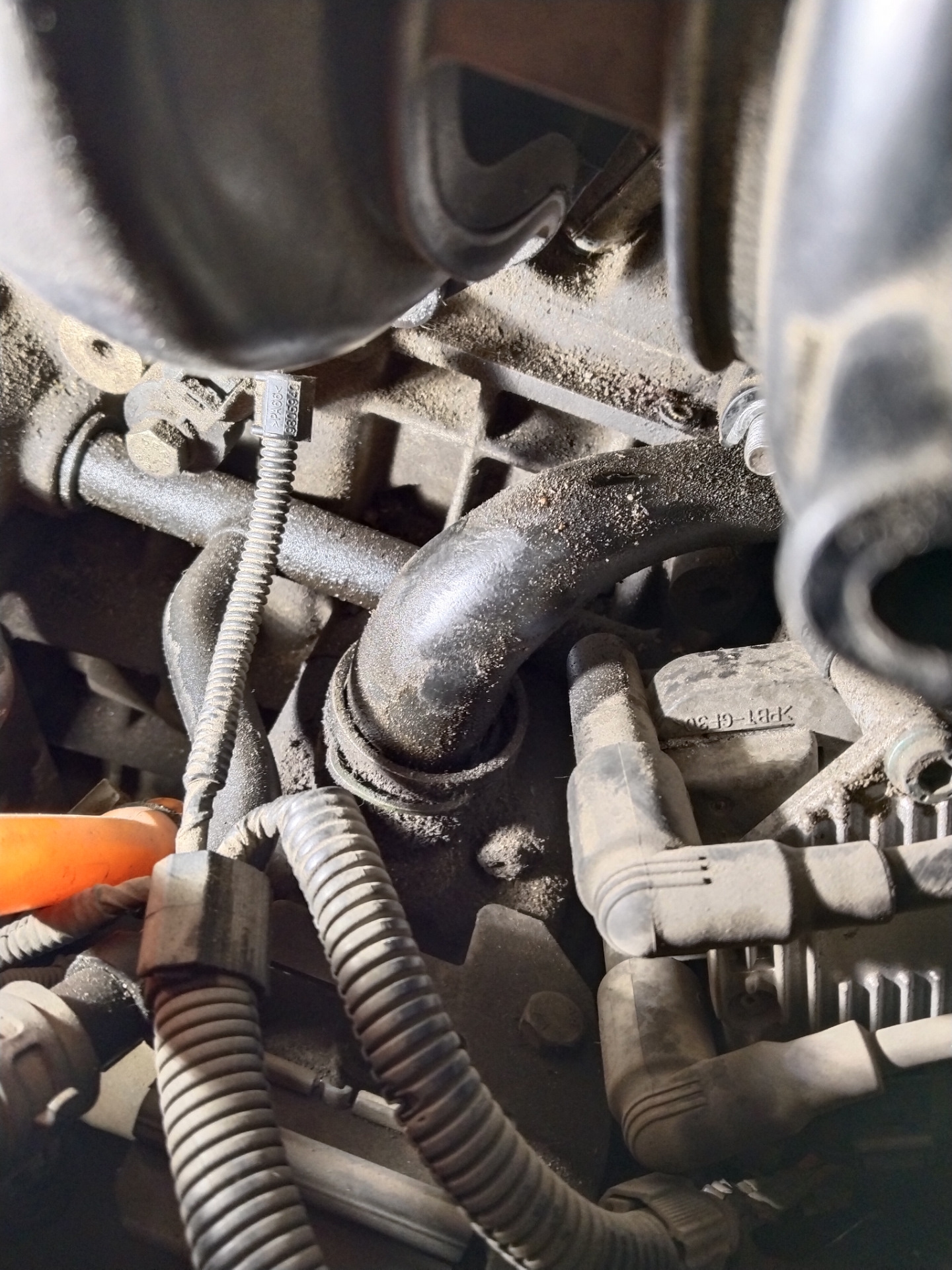 Трубка щупа и патрубок карт.газов — Skoda Octavia A5 Mk2, 1,6 л, 2004 ...