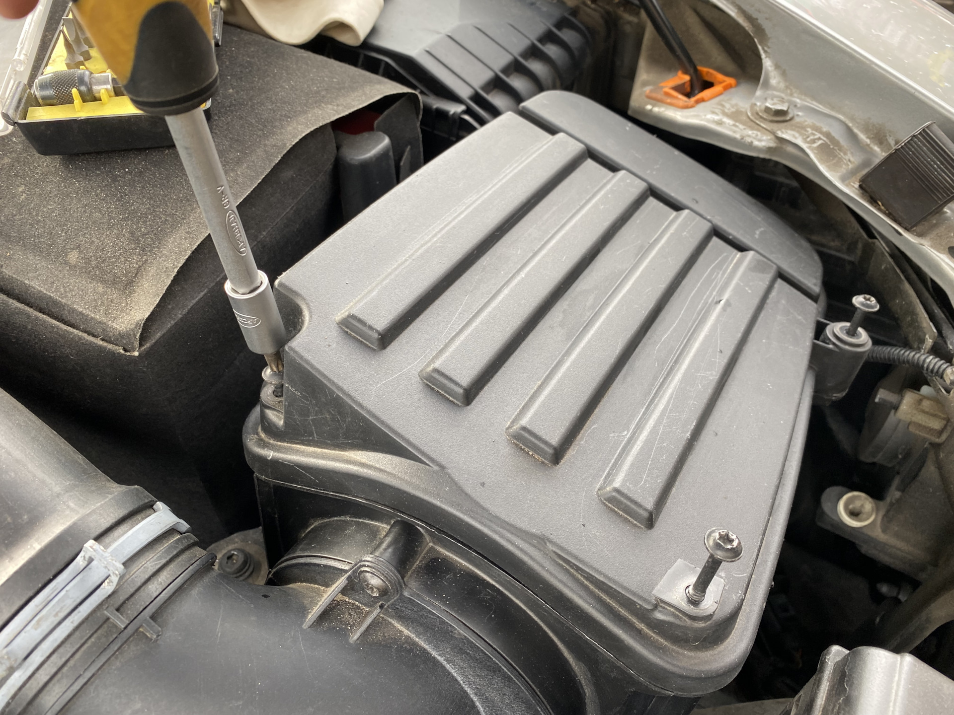 Замена воздушного фильтра 1,6 BSE — Skoda Octavia A5 Mk2, 1,6 л, 2012 ...