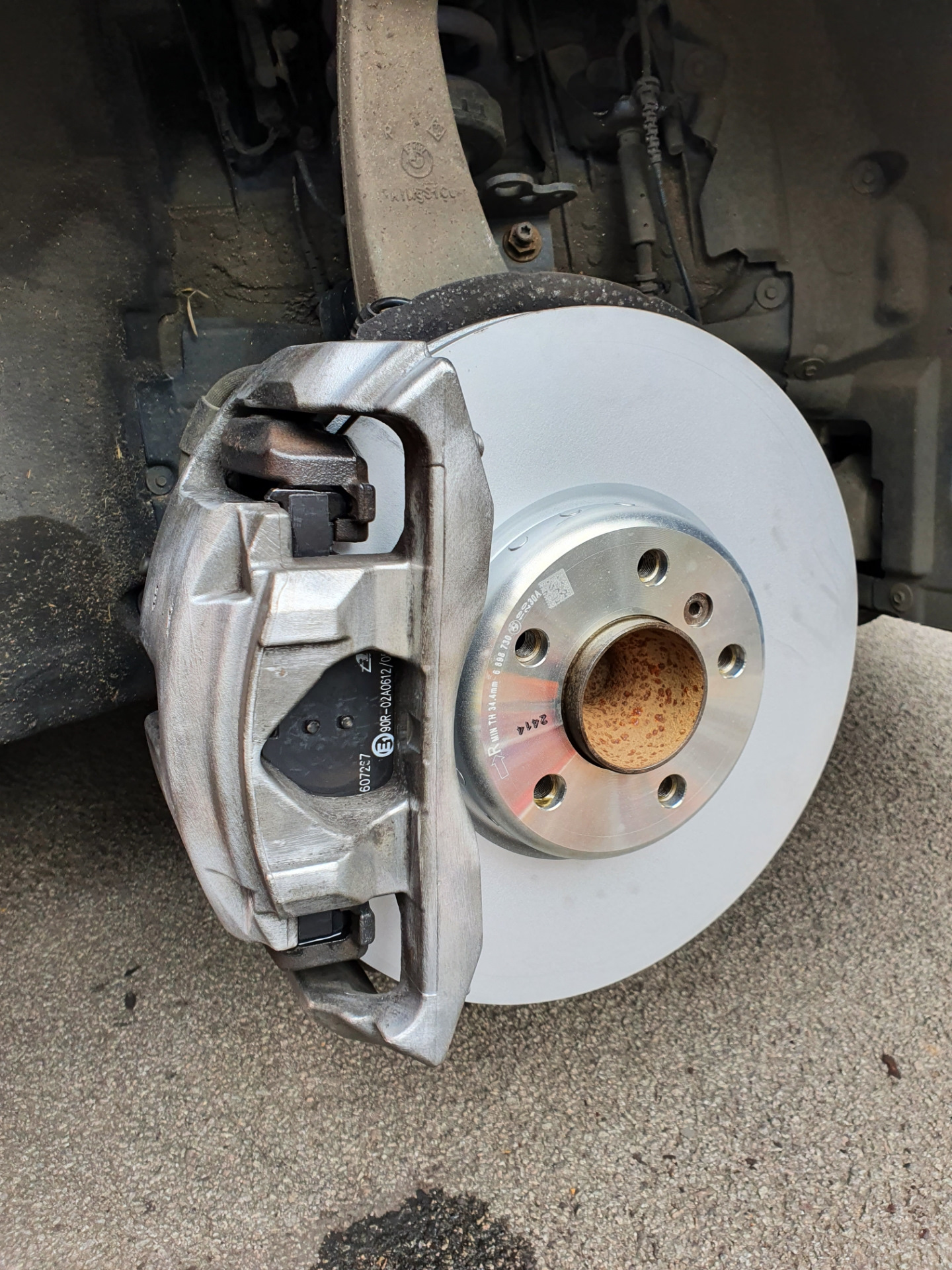 22. Замена передних тормозных дисков и колодок — BMW 5 series (F10), 3 ...