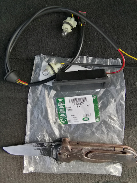 LR079909 ПЕРЕКЛЮЧАТЕЛЬ ДВЕРИ БАГ.ОТД. Jaguar Land Rover | Запчасти на ...