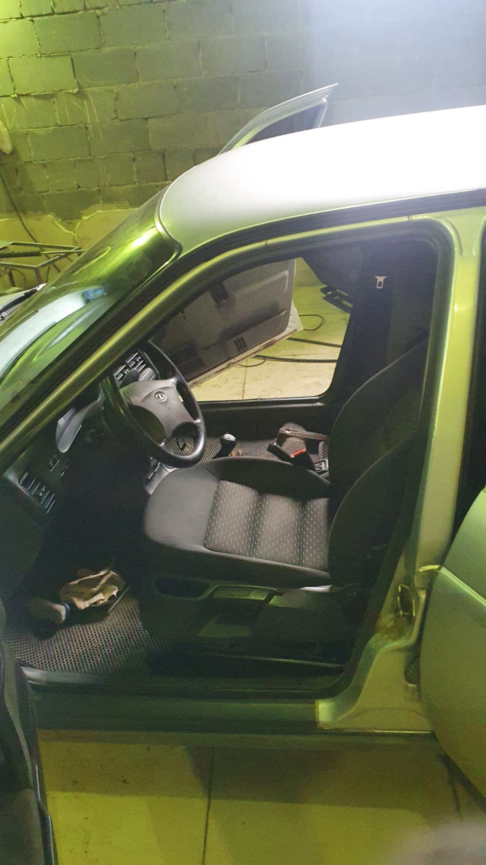 первые улучшения. сиденья от VAG Skoda на 2112 — Lada 21124, 1,6 л, 2007 года | тюнинг | DRIVE2