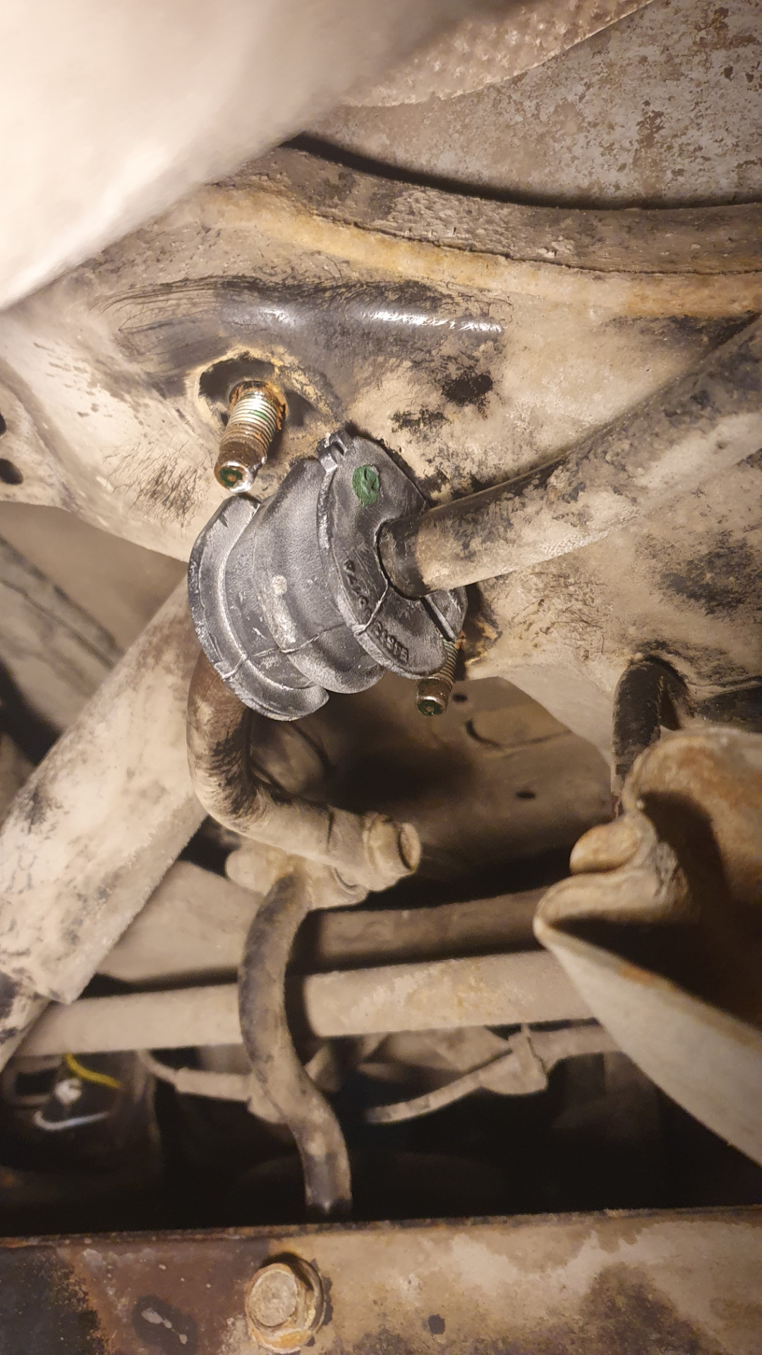 Замена втулок заднего стабилизатора — Nissan X-Trail III (t32), 2 л ...