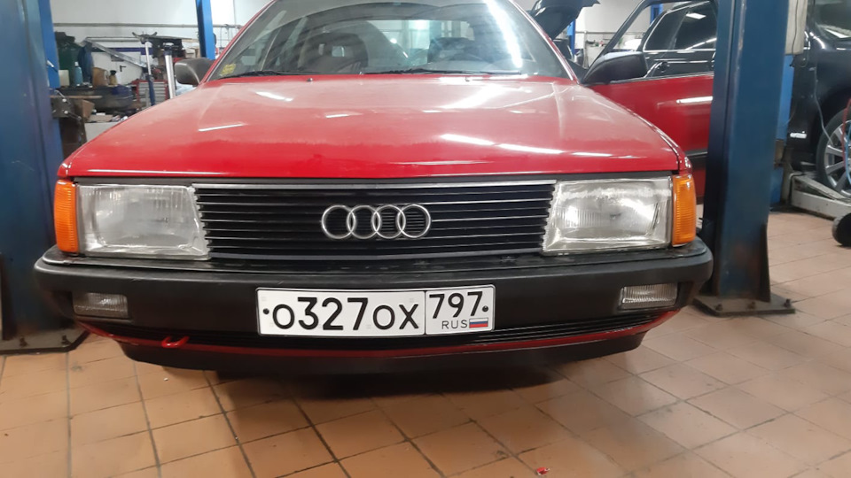 Бампер с противотуманными фарами — Audi 100 (C3), 1,8 л, 1988 года ...