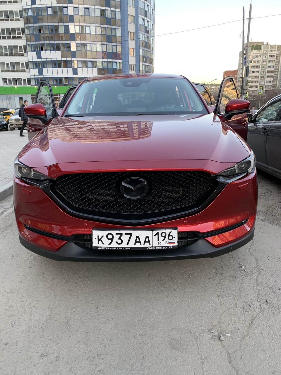 Антихром передней части автомобиля (молдинг решётки радиатора и шильдик ...