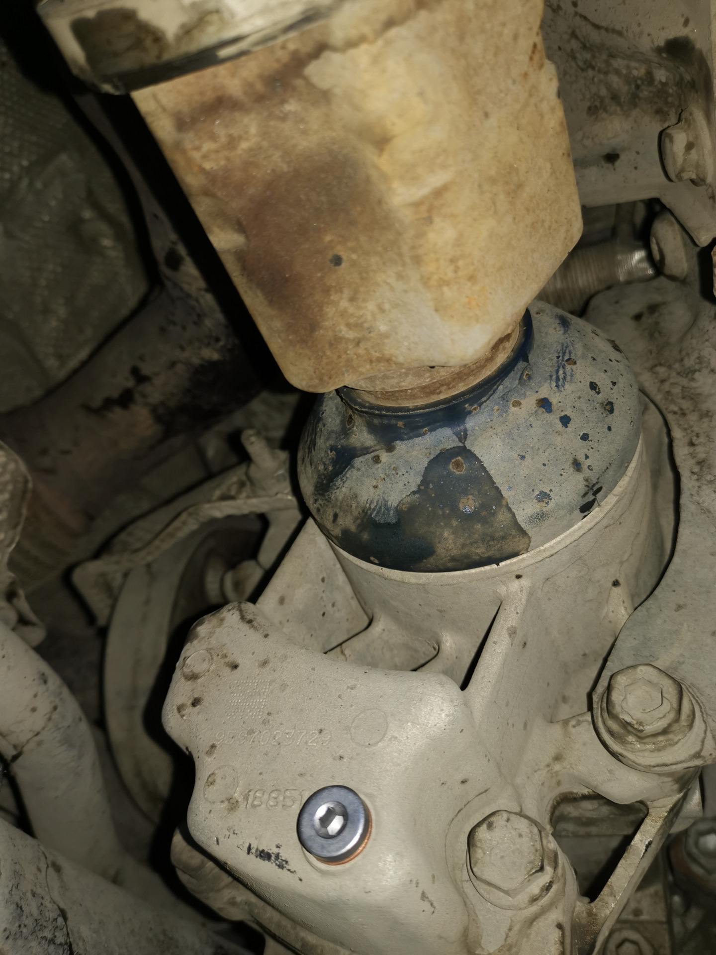 Замена САЛЬНИКа привода правого + масло раздатка №2 + перезаправка А/С ...