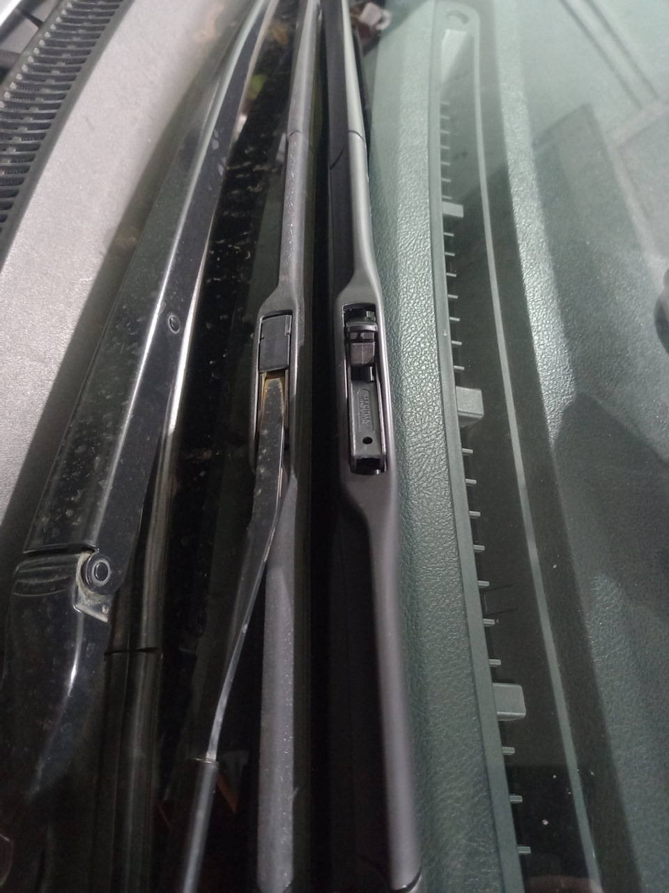 Замена щёток стеклоочестителя — Toyota Corolla (140/150), 1,6 л, 2008 ...