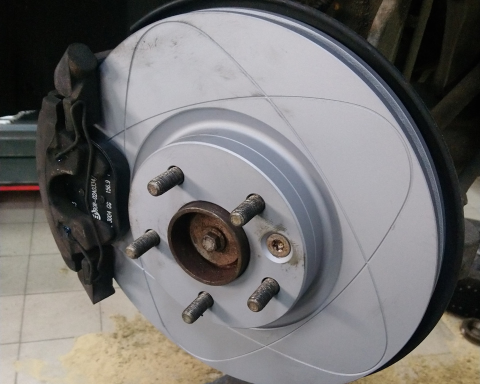 Замена тормозов и ГРМ — Volvo V40 Cross Country, 1,6 л, 2015 года ...