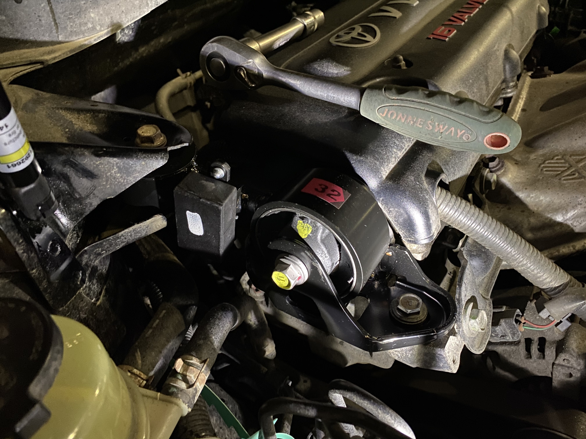 Замена верхней опоры двигателя — Toyota Camry (XV40), 2,4 л, 2011 года ...