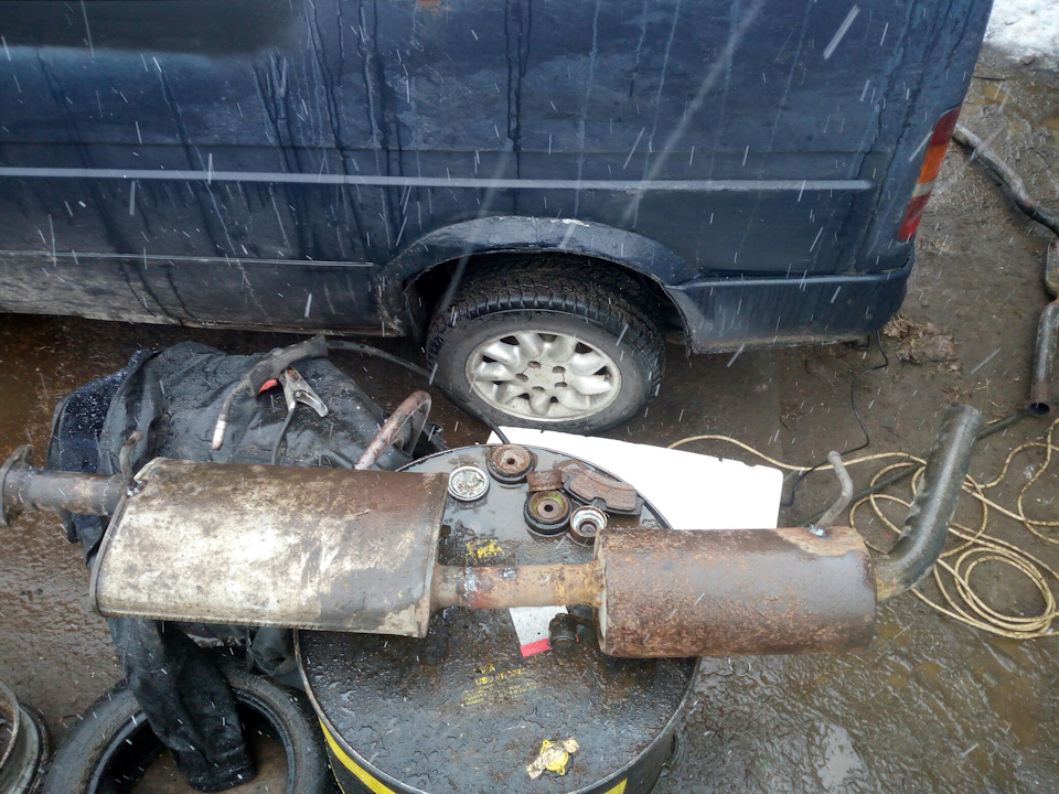 Выхлопная труба в бок — Ford Transit (5G), 2,5 л, 1995 года | тюнинг ...