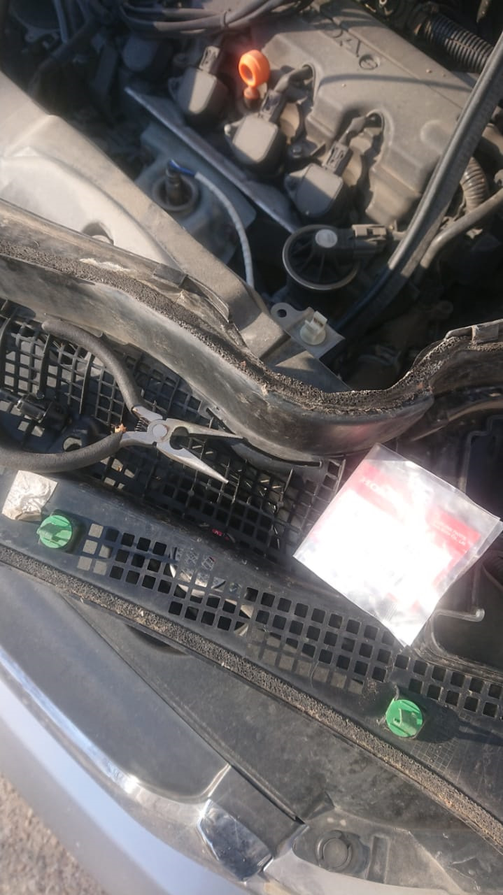 Замена водительской форсунки омывателя лобового стекла — Honda CR-V (RE ...