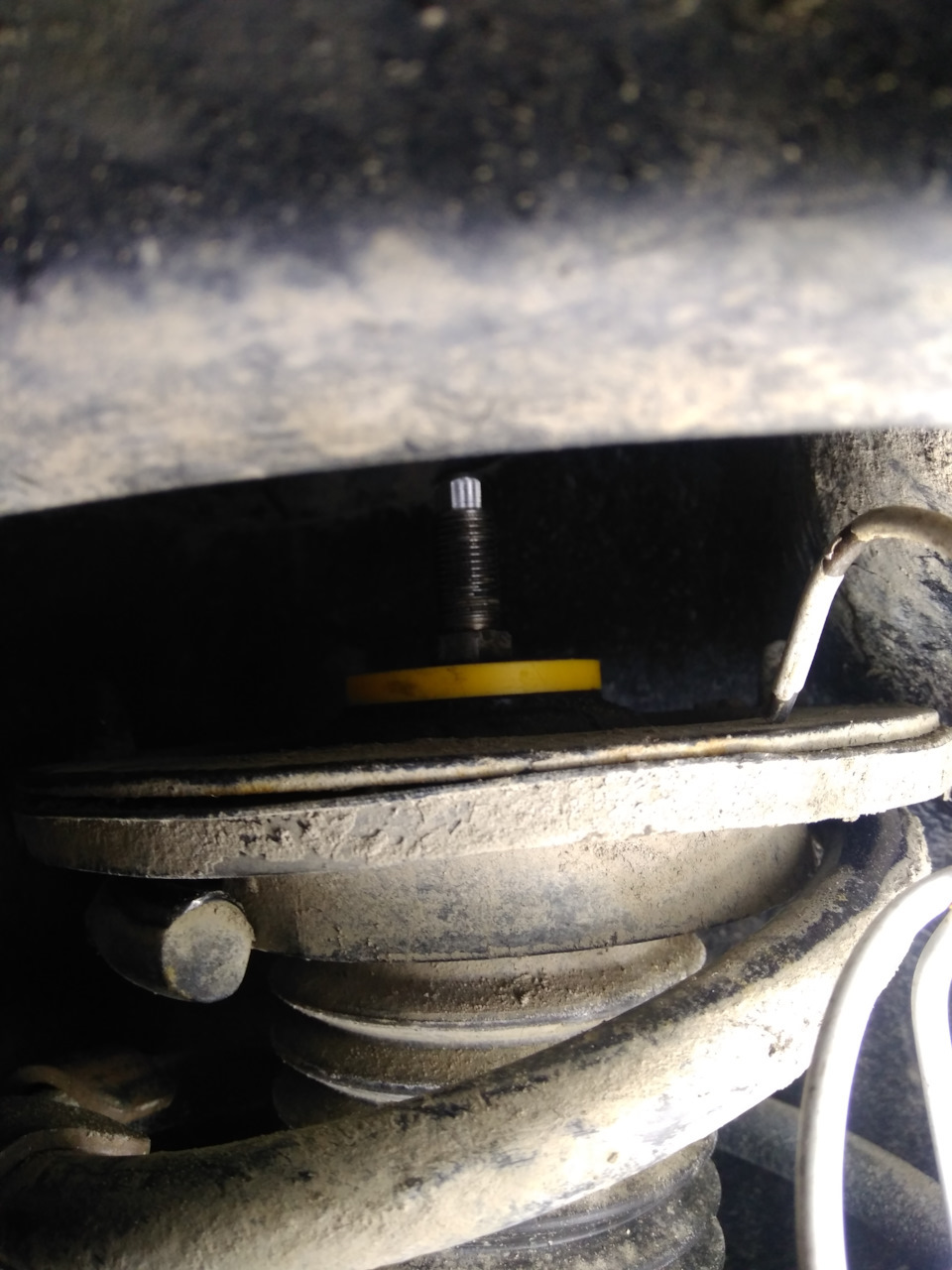 Замена правой опоры амортизатора. — Geely Emgrand X7, 2 л, 2014 года ...