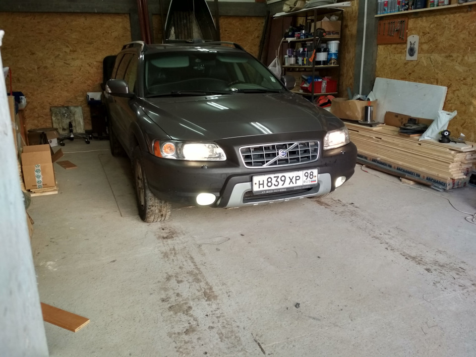 Установка ксенона в ПТФ — Volvo XC70 II, 2,5 л, 2007 года | своими ...