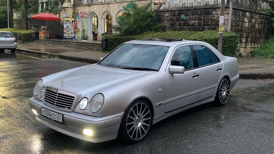 Mercedes-Benz E-Class (W210) 4.3 бензиновый 1998 | V8 СЕРЕБРИСТЫЙ ...