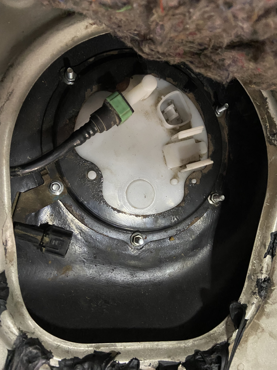 Замена топливного бака — Mitsubishi Outlander XL, 3 л, 2008 года ...