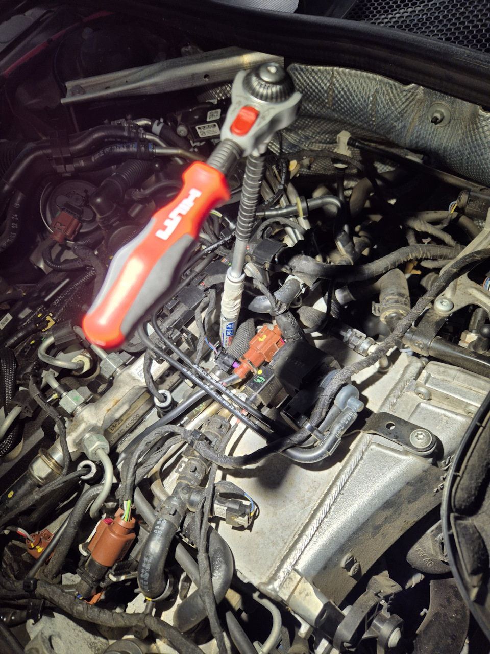 Замена свечи накаливания. Ошибка P0673 — Audi A4 Avant (B9), 2 л, 2018 ...