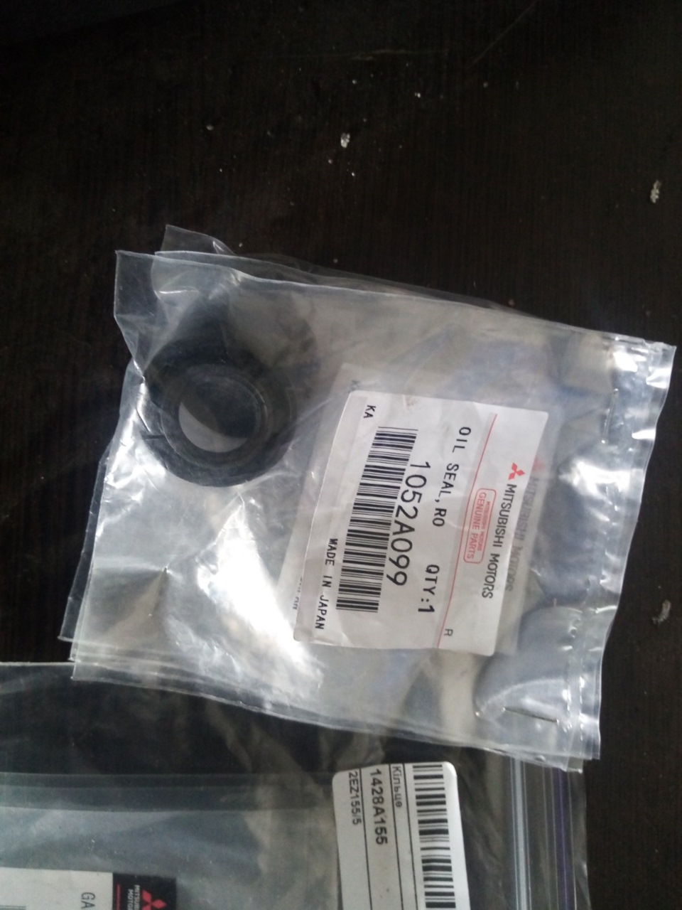 1052A099 Сальник крышки клапанной Mitsubishi | Запчасти на DRIVE2