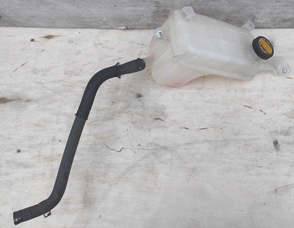 Бачок расширительный 16480-28080 Toyota Prius 30 б/у c распила — ZapVl ...