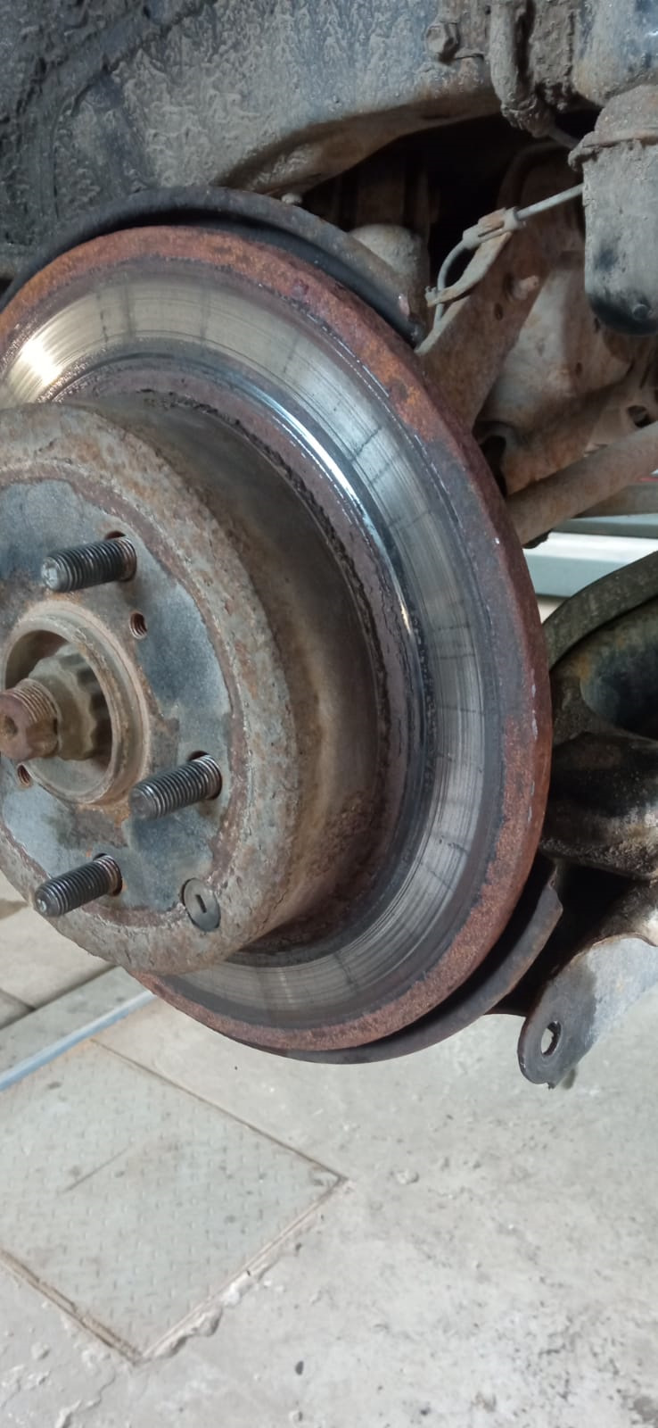 Визит в автосервис (задняя подвеска, тормоза, сальник редуктора ...