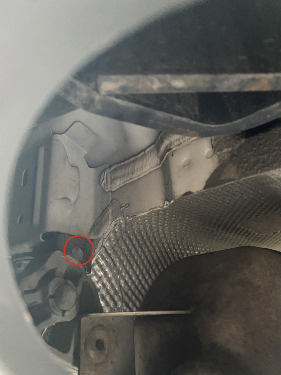 Audi Q5 2.0 CDNC 211л.с. 2009г. Кронштейн правого глушителя — Audi Q5 ...