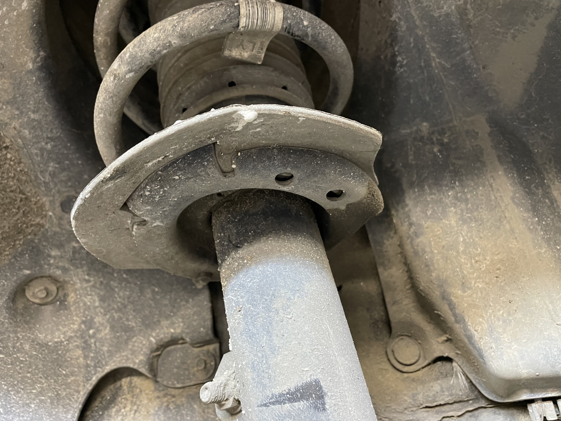 Замена переднего правого амортизатора — BMW X2 (F39), 2 л, 2018 года ...