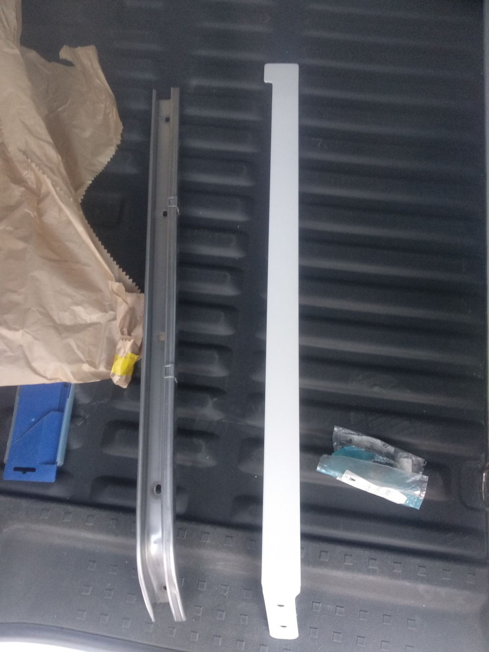 #40 Установка кожуха направляющей сдвижной двери — Volkswagen Caddy (3G ...