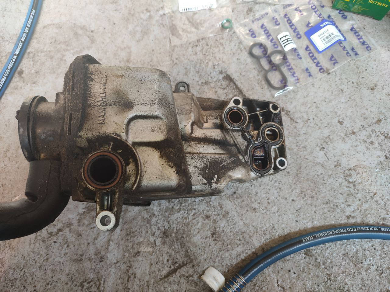 Замена масла и прокладок корпуса масляного фильтра — Volvo S80 (2G), 2 ...