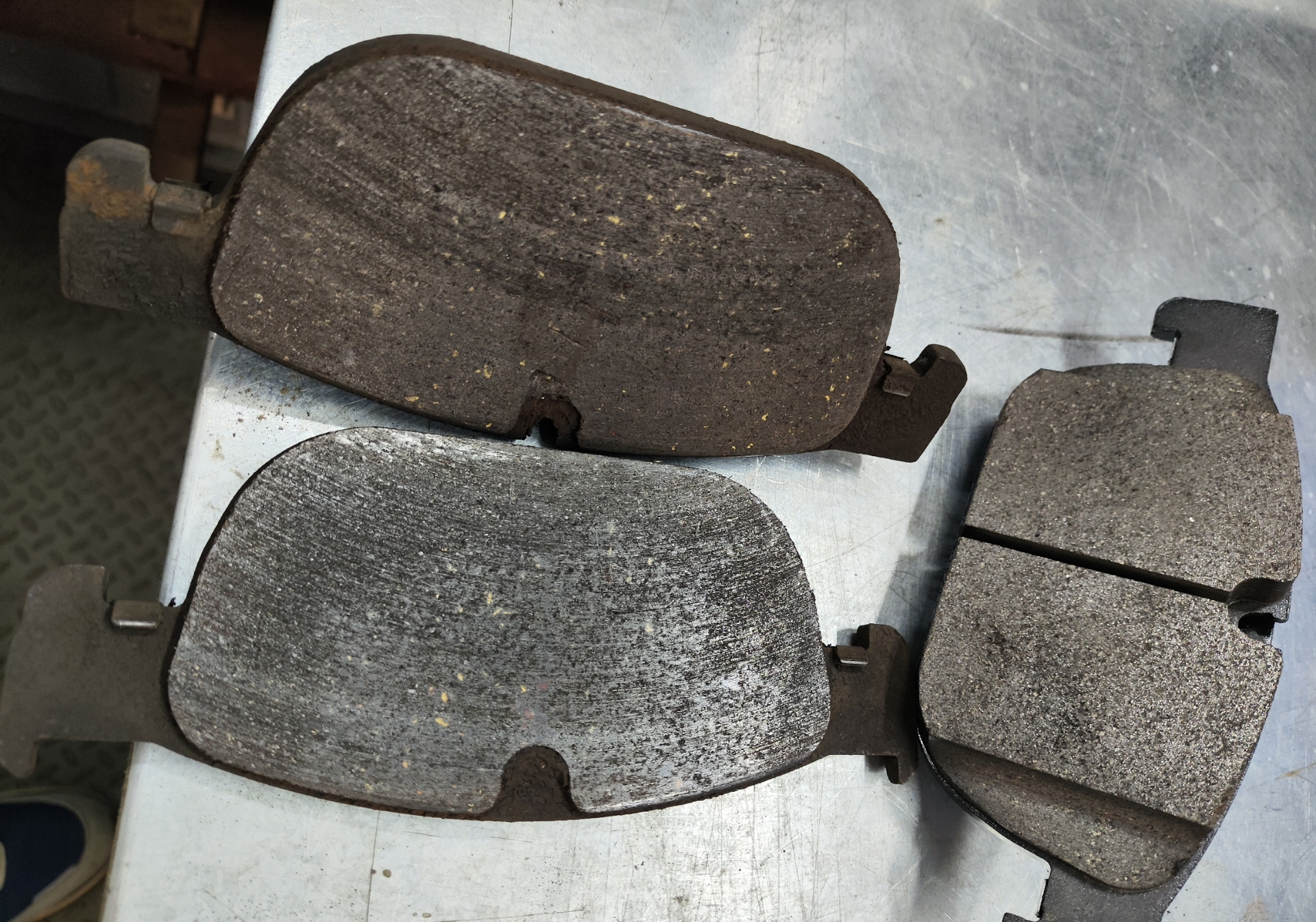 Замена передних колодок — Volvo XC90 (2G), 2 л, 2019 года | расходники ...