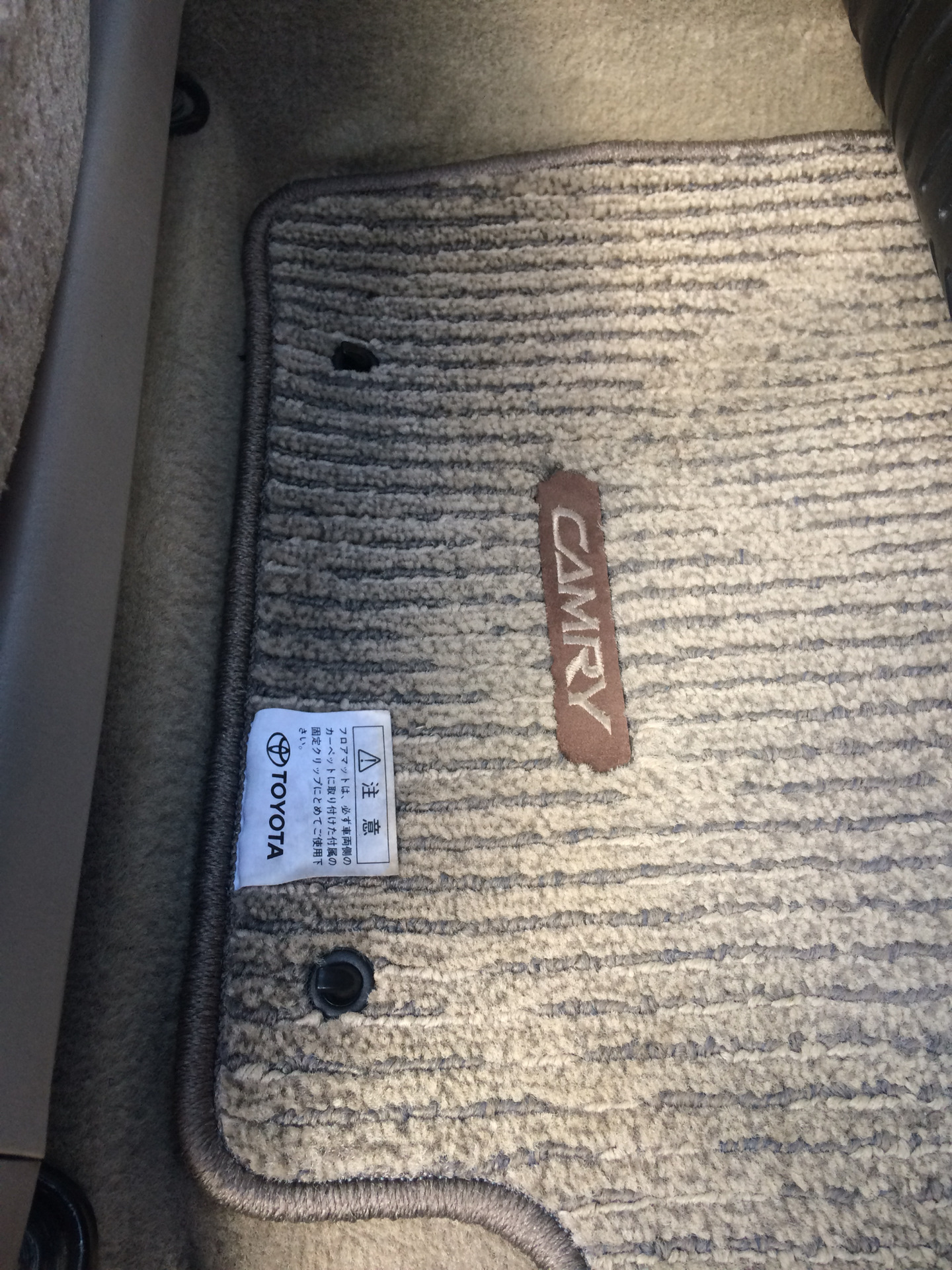 Фэн-шуй в салоне#клипсы ковриков — Toyota Camry (XV30), 2,4 л, 2002 ...