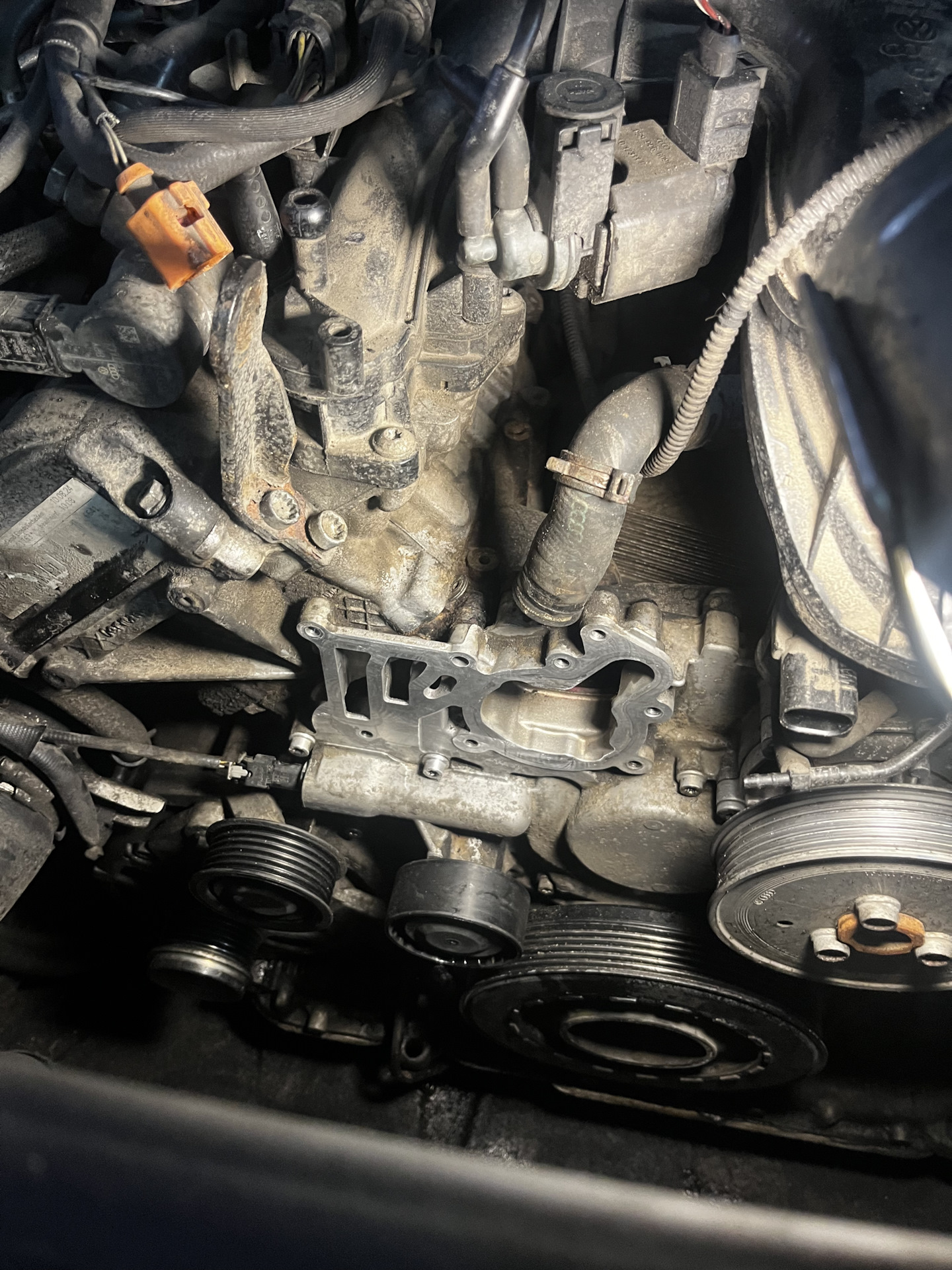 Течь масляного стакана — Audi A8 (D4), 3 л, 2010 года | плановое ТО ...