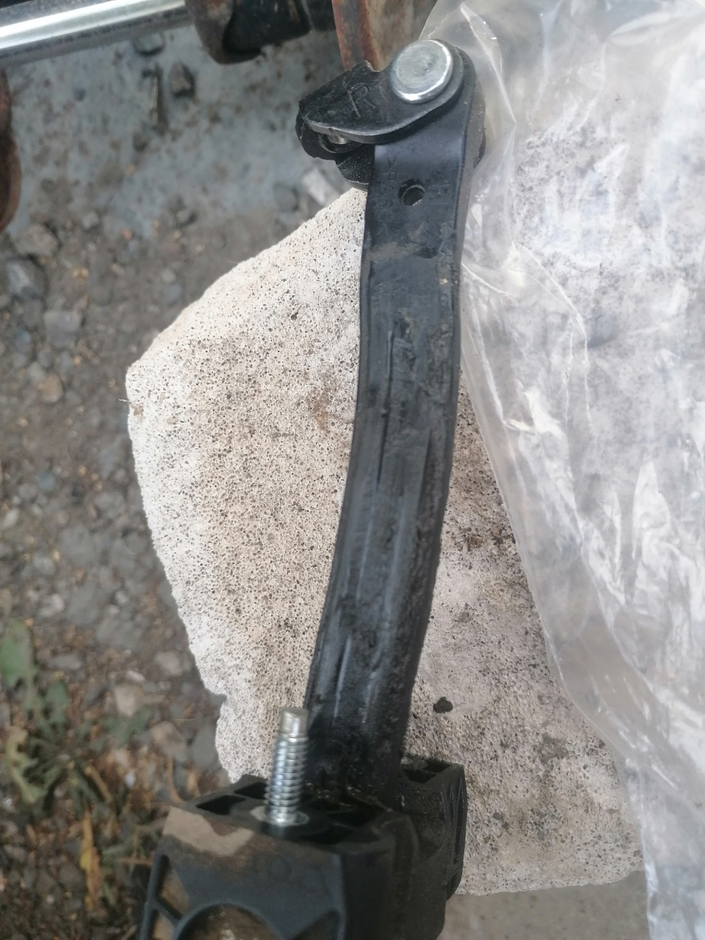 Ограничитель задний правый — Volvo XC90 (2G), 2 л, 2016 года | визит на ...