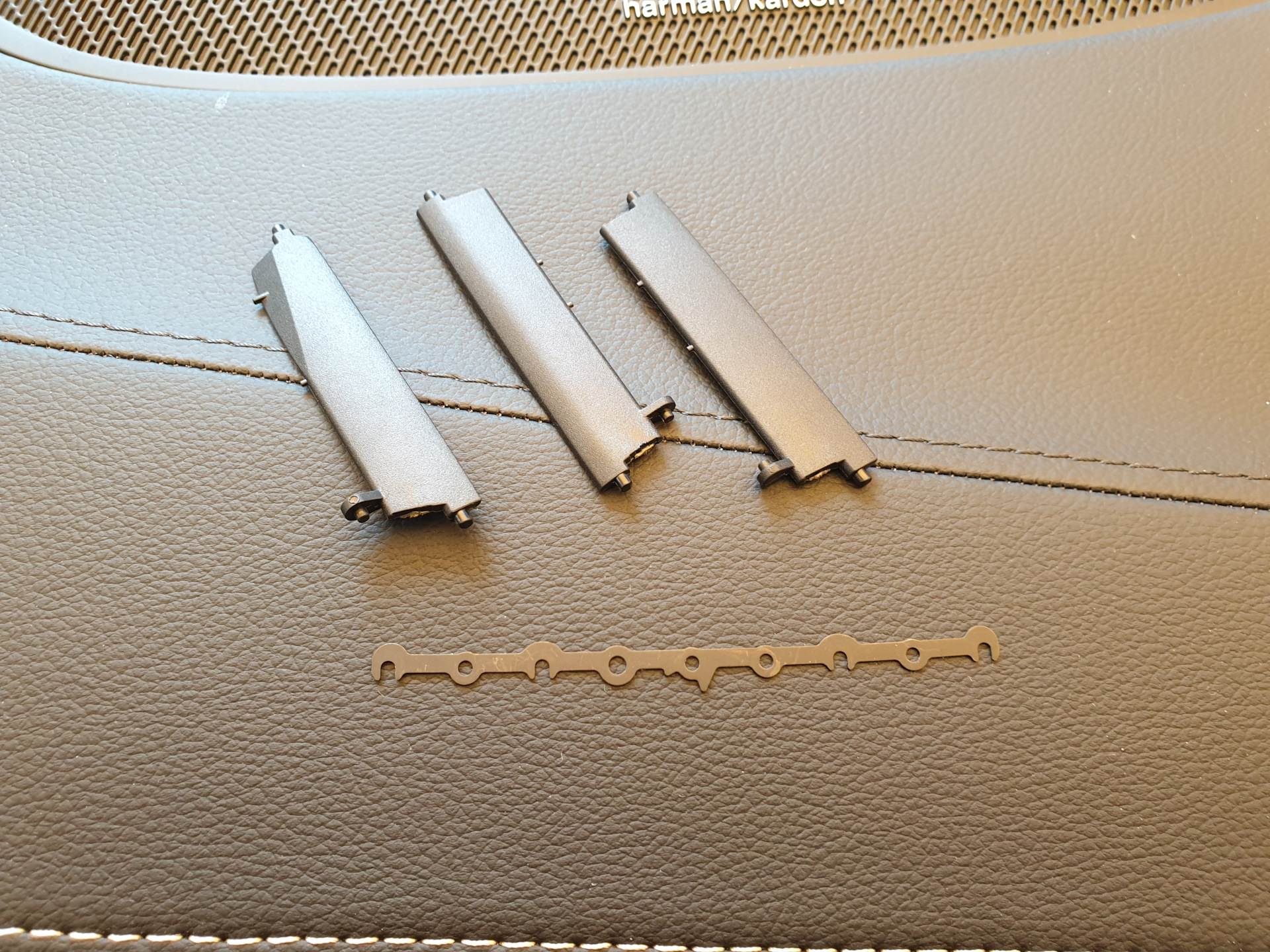 Ремонт дефлектора торпеды центрального левого — Volvo XC90 (2G), 2 л ...