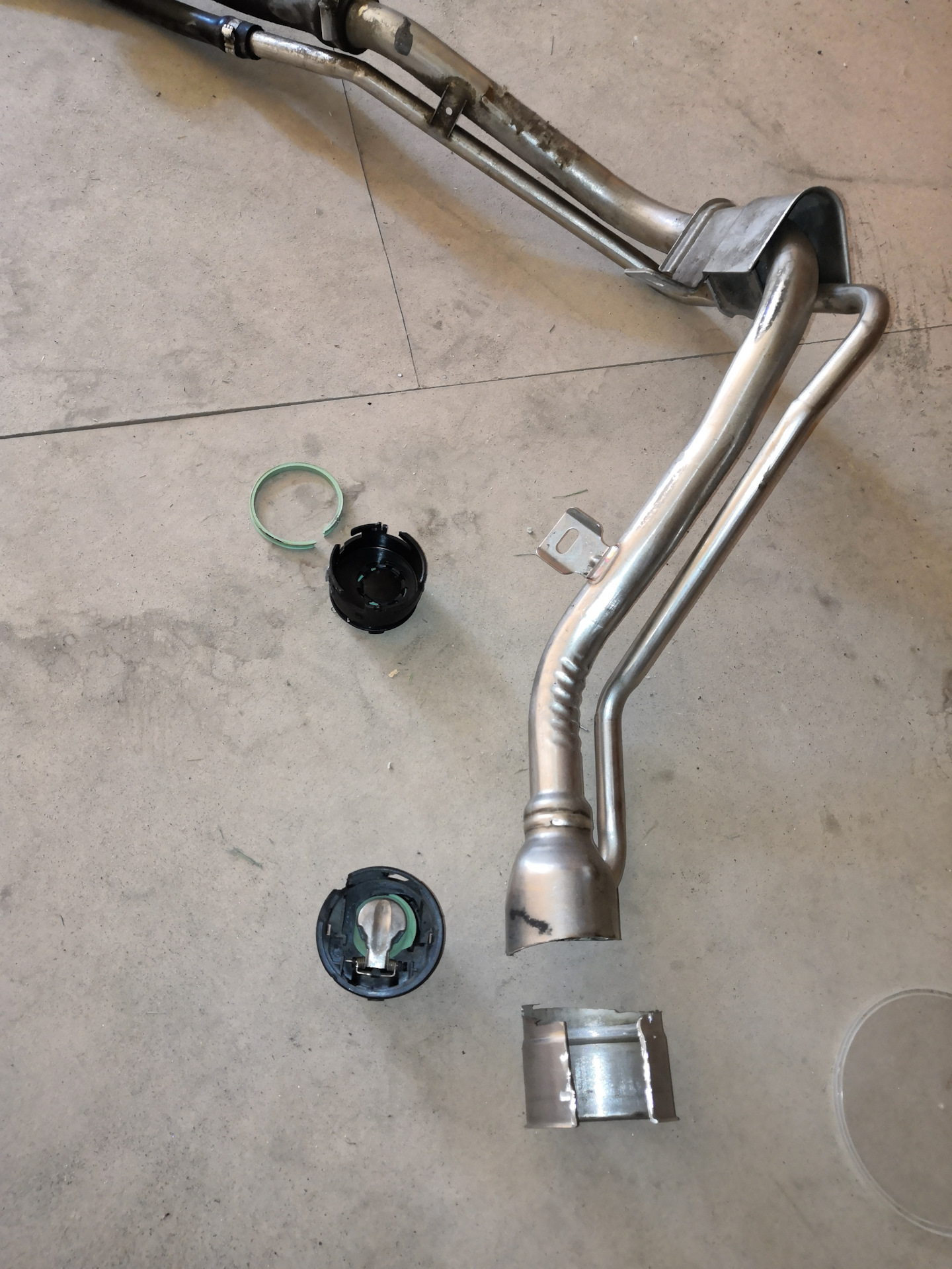 Замена клапана заливной горловины топливного бака — Ford Focus ...