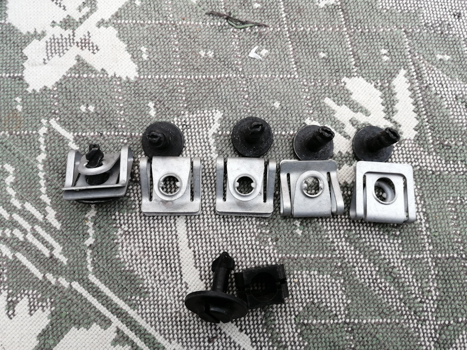 8D0805960 Гайка, вставная VAG | Запчасти на DRIVE2